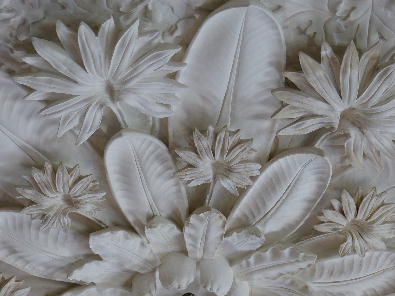 Comment poser une moulure plafond de façon simple